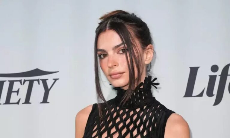 «Practically naked»: Emily Ratajkowski stuns public with her appearance in a tiny bikini