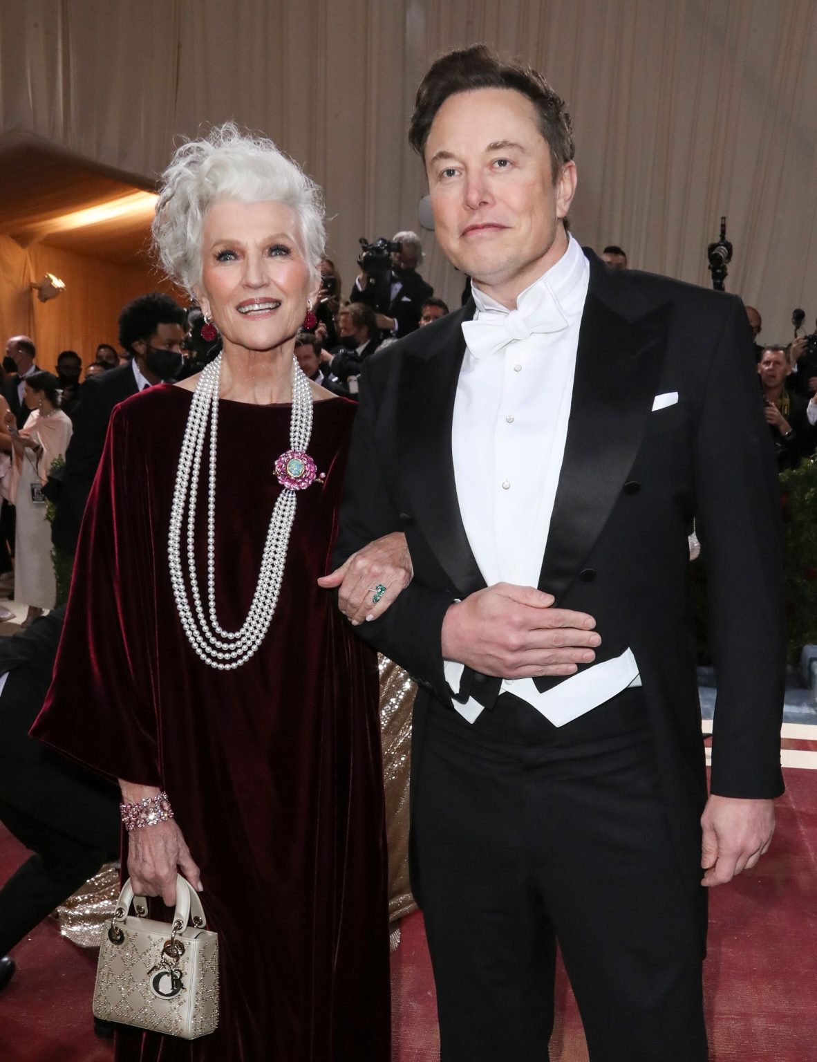 «Hon har druckit drycken som ger evig ungdom!» Maye Musk hettar upp ...
