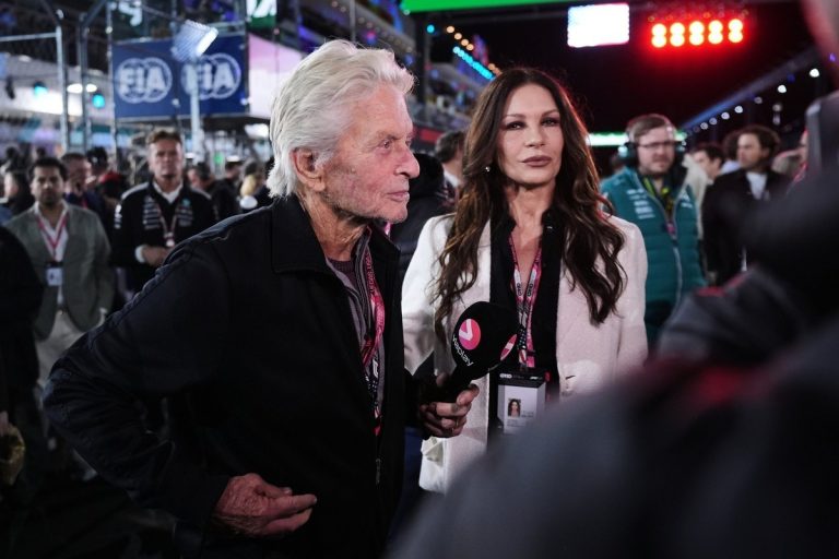 Catherine Zeta-Jones och Michael Douglas dök upp på tävlingarna – men ...