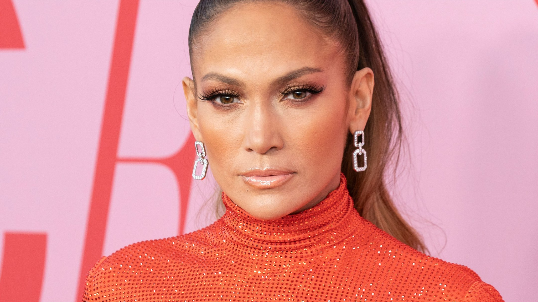 "Dirty hair and wrinkled face". This is what looks like Jay Lo without ...