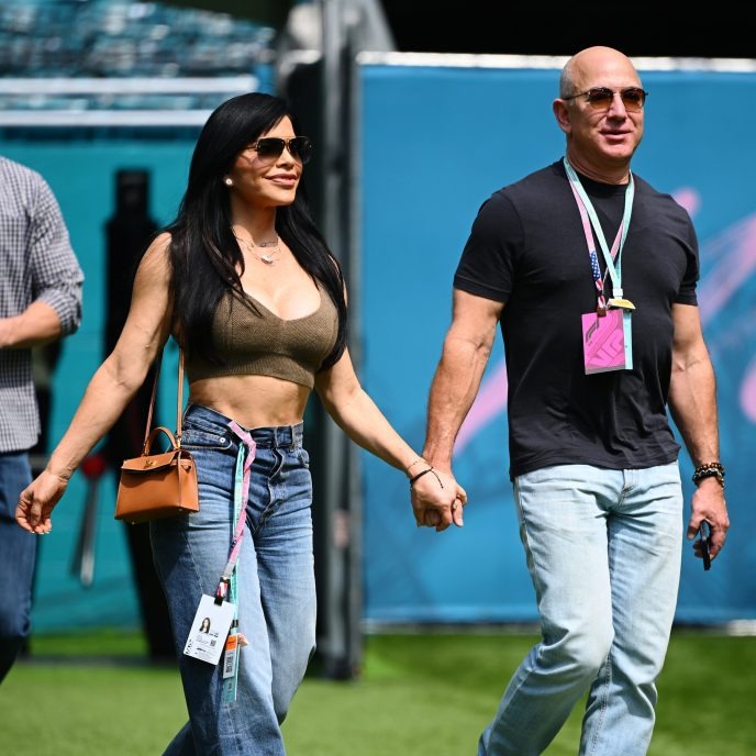 «His ex-wife can’t even stand next to her!» Jeff Bezos showed his new ...