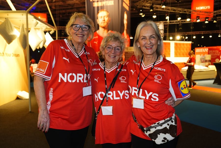 De skilte sig ud på tribunen: Hotel Romantik-veninderne mødte op i ens ...