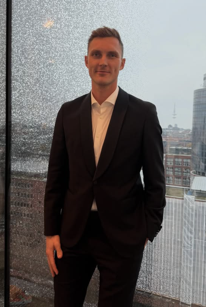 Sol, sand og smil: Viktor Axelsen nyder varmen med Vega og Aya langt ...