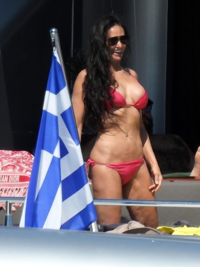 „Közösségi média kontra valóság” Demi Moore bikini alakja a valóságban felháborodást keltett ...